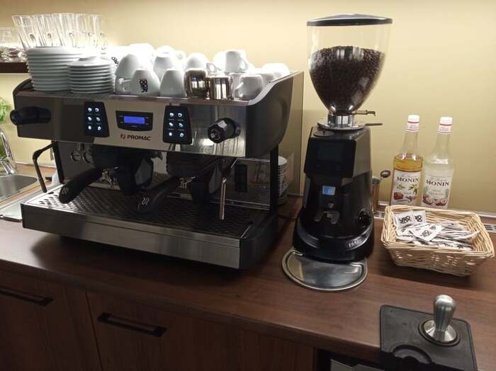 KAVÁRNA :: na-rozhrani